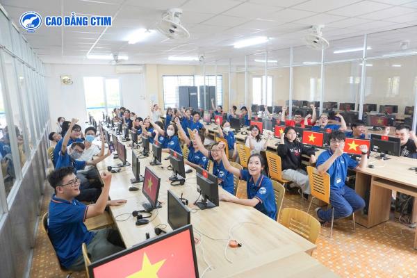 SINH VIÊN CTIM HÒA CHUNG KHÔNG KHÍ CHÀO MỪNG 50 NĂM GIẢI PHÓNG MIỀN NAM ...